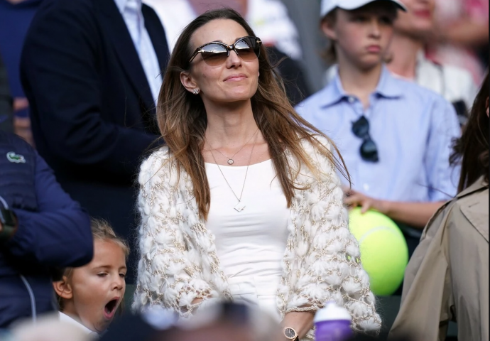 JELENA ĐOKOVIĆ NA TRIBINAMA U OGRTAČU OD VUNE ANGORA KOZA Novakova žena ...