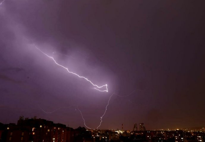 GROM UDARIO DIREKTNO U AVALSKI TORANJ: Pogledajte snimak od jučer, nebo ...