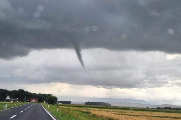 “Strašna” fotografija iz regije: Ako oblak dodirne tlo nastaje tornado ...